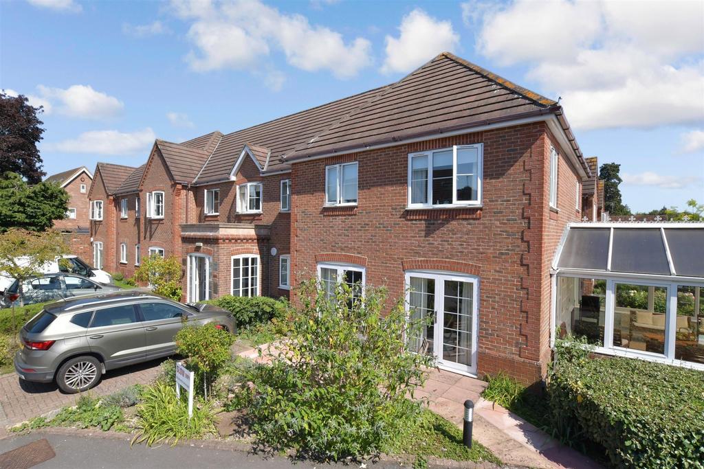 King George Avenue, Petersfield... 1 bed flat - £180,000