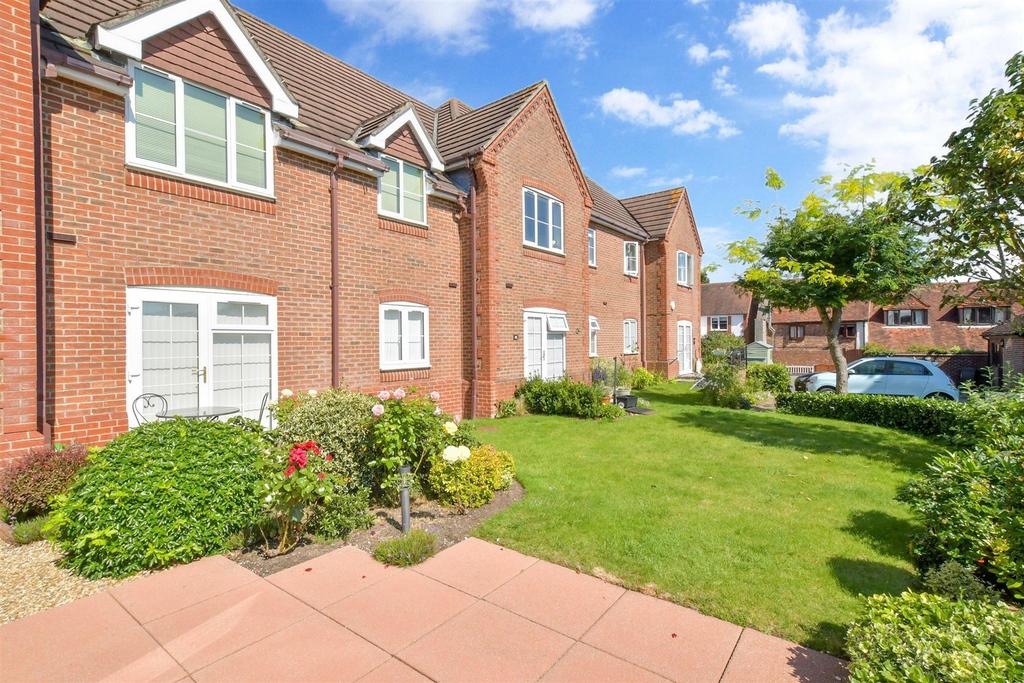 King George Avenue, Petersfield... 1 bed flat - £180,000