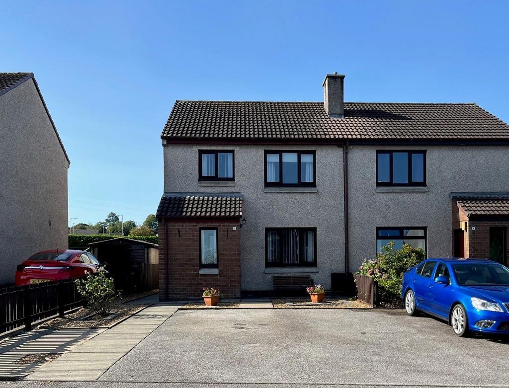 3 Woodley Court, Cargenbridge... 4 bed semi-detached house - £160,000