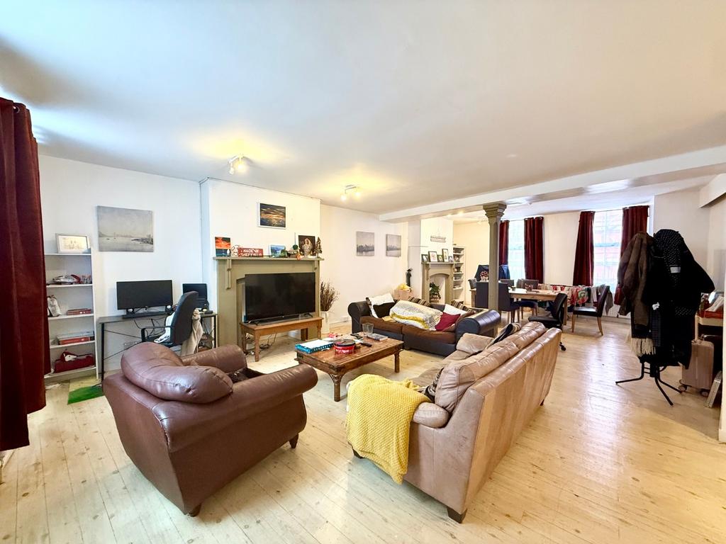 Short Hill, Nottingham... 2 bed apartment - £1,200 pcm (£277 pw)