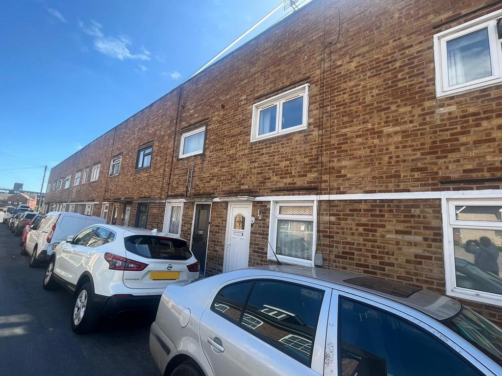 Park Lane, EN8 2 bed terraced house - £1,700 pcm (£392 pw)