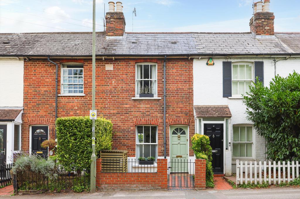 Heath Road, Weybridge, Surrey, KT13 2 bed terraced house - £465,000