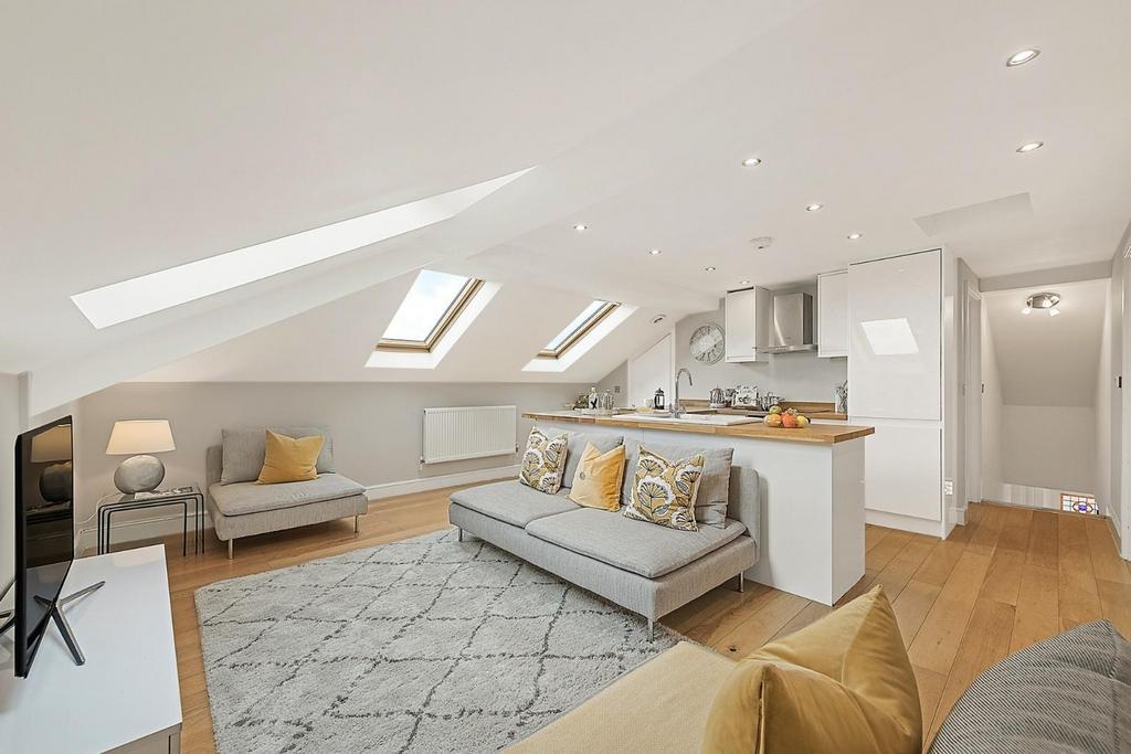 Mount Nod Road, SW16 3 bed flat - £450,000