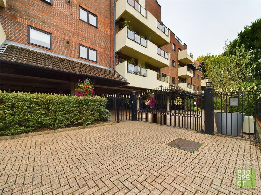 Lockbridge Court, Ray Park Road... 2 bed apartment - £1,700 pcm (£392 pw)