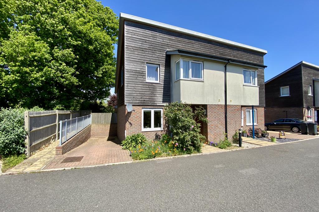 The Sidings, Polegate, East Sussex, BN26 2 bed semi-detached house - £ ...
