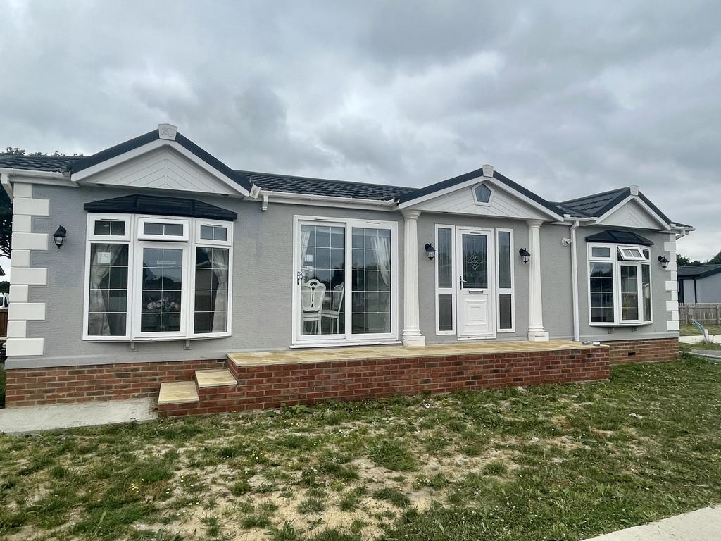 Clacton-on-Sea, Essex, CO16 2 bed park home for sale - £180,000