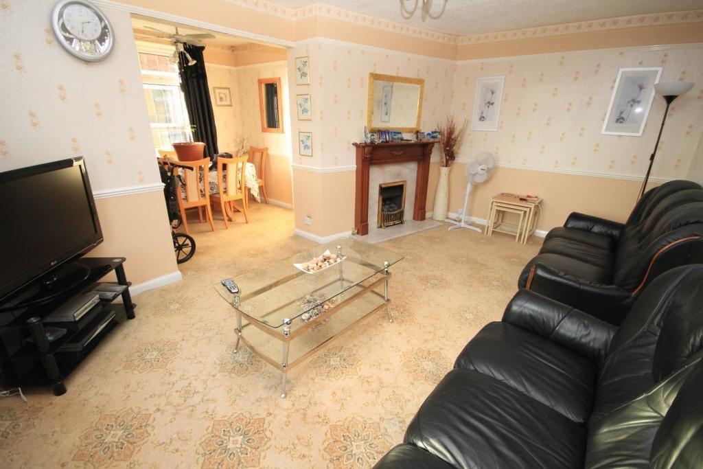 Follingworth Road, Soothill, Batley... 3 bed semi-detached house - £196,000