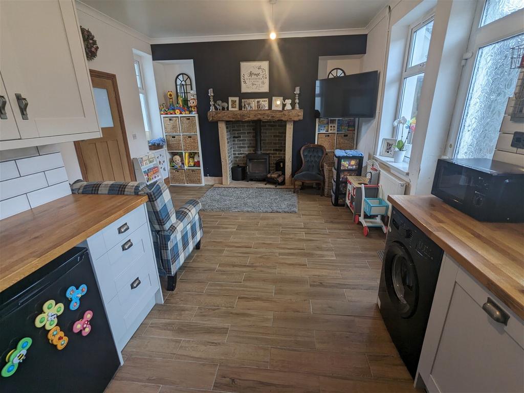 Dynevor Road, Garnant, SA18 1NP 3 bed detached house for sale - £285,000
