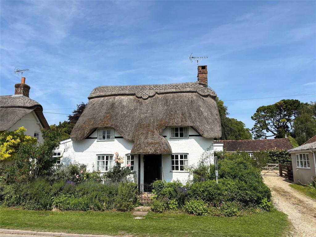 Martin, Fordingbridge, Hampshire, SP6 2 bed detached house - £495,000