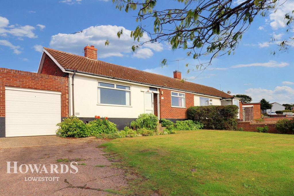 Pound Farm Drive, Lowestoft 2 bed semi-detached bungalow - £200,000