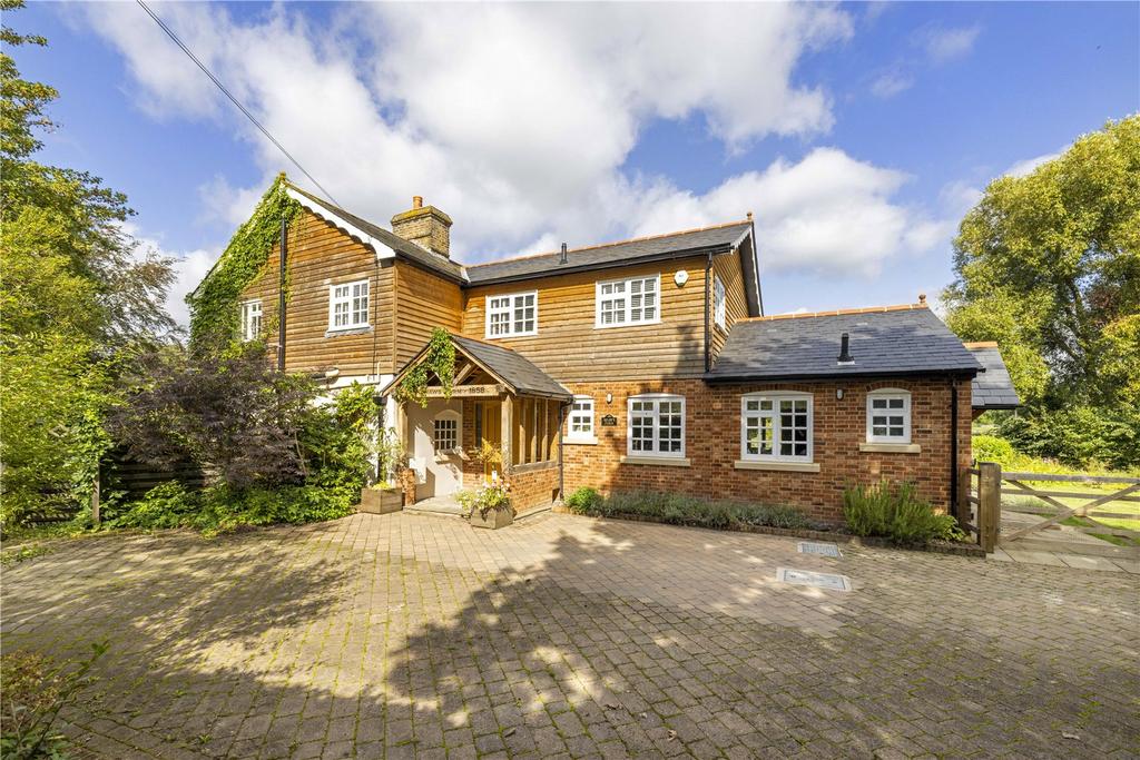 Horsell Common, Woking, Surrey, GU21 4 bed equestrian property - £2,500,000