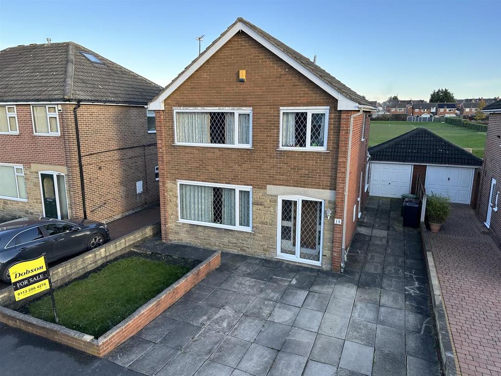 Farfield Court, Garforth, Leeds 3 bed detached house - £300,000