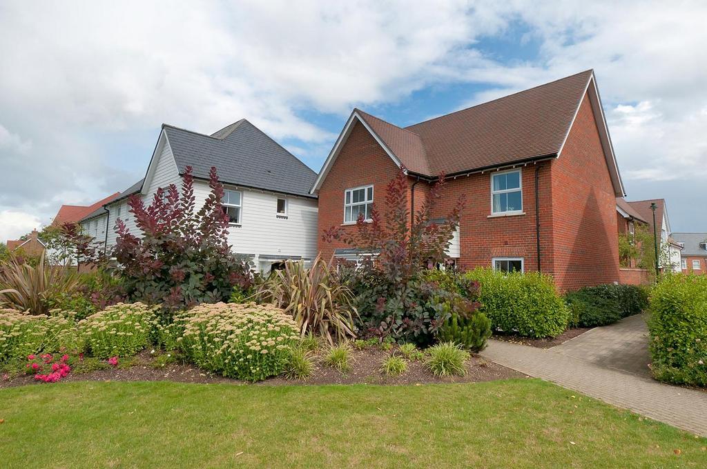 Pixie Walk, Kings Hill, ME19 4NW 4 bed detached house - £750,000