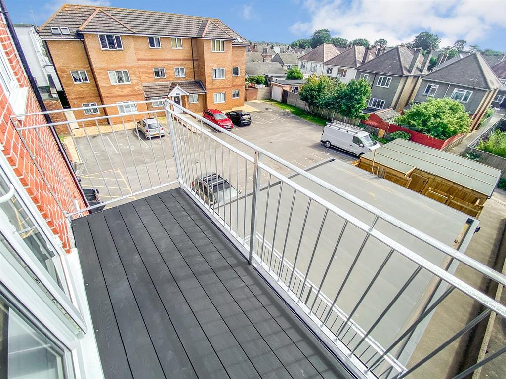Ashley Road, Poole BH14 2 bed apartment - £215,000