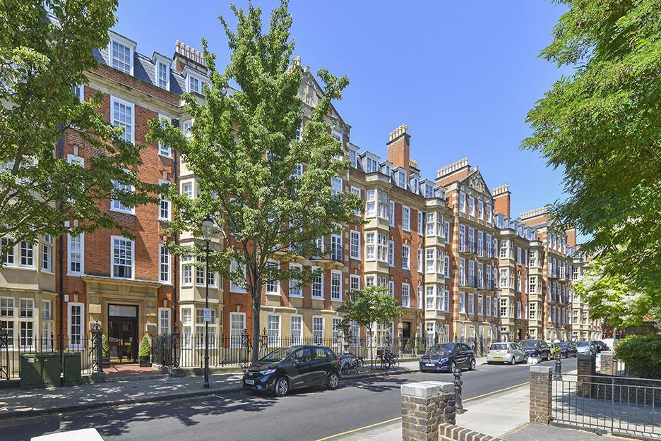 Coleherne Court, Old Brompton Road... 4 bed flat - £6,370 pcm (£1,470 pw)