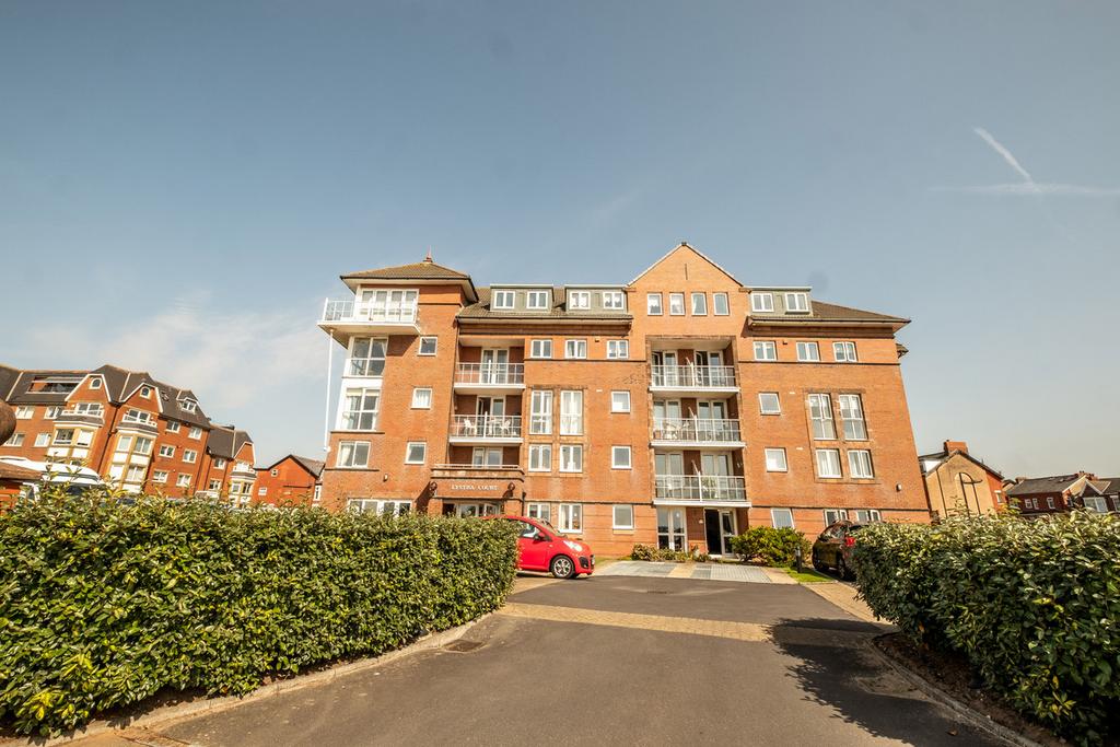 South Promenade, Lytham St. Annes, FY8 2 bed apartment for sale - £165,000
