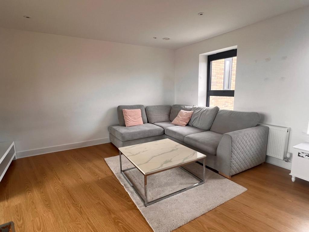 Pullman Court, Grays 2 bed flat - £1,350 pcm (£312 pw)