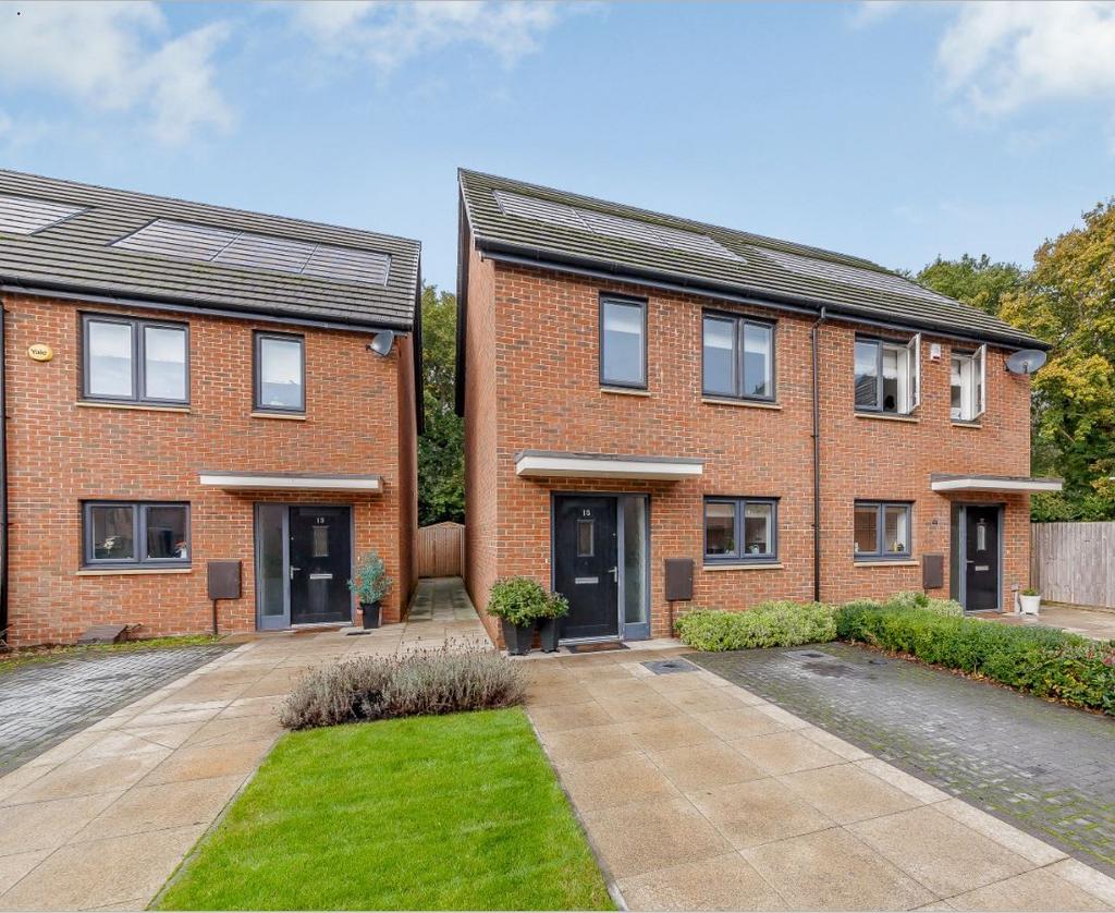 Hoad Crescent, Woking, GU22 2 bed semi-detached house - £1,700 pcm (£ ...