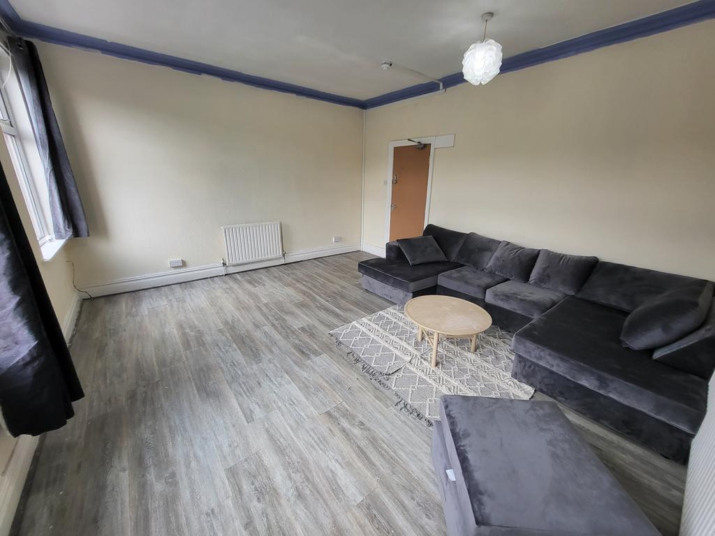 Chester Road, Stretford, Manchester M32 3 bed apartment - £1,200 pcm (£ ...