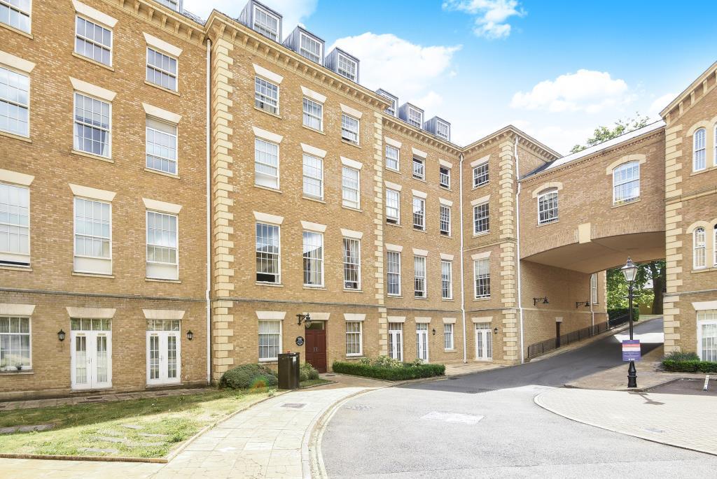 Royal Drive, London, N11 3 bed apartment - £3,000 pcm (£692 pw)