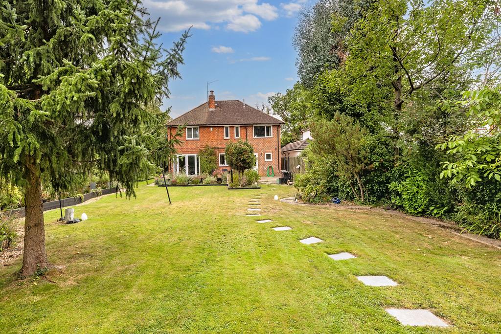 Balcombe Road, Horley, Surrey, RH6 5 bed detached house for sale - £749,950