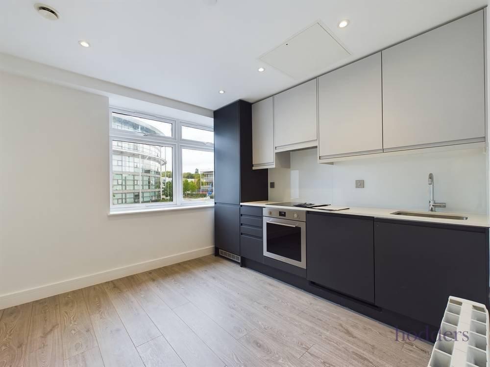 Station Road, Addlestone, KT15 1 bed apartment - £1,300 pcm (£300 pw)