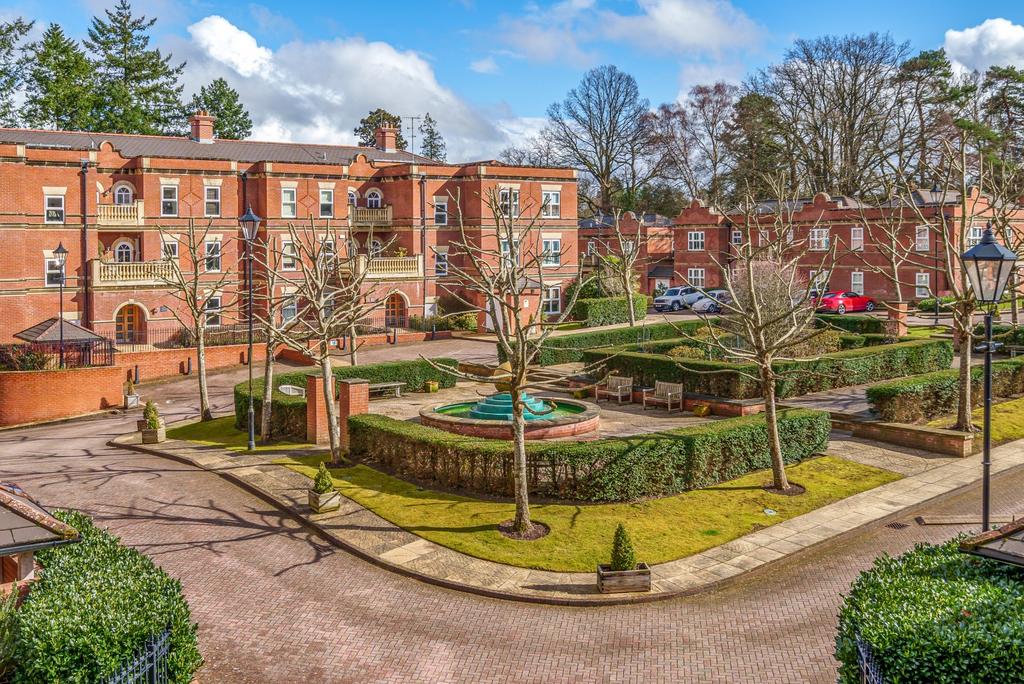 Franklin Court, Wormley, Godalming, GU8 2 bed apartment for sale - £450,000