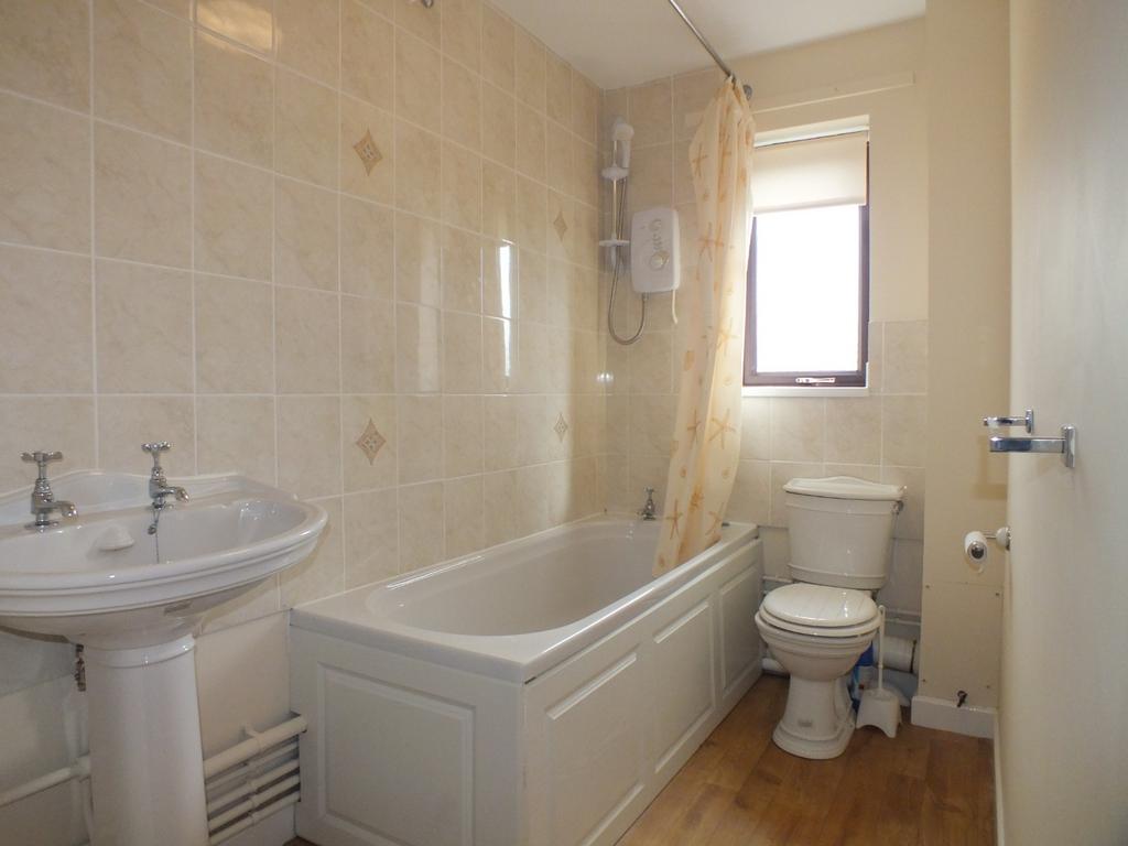 Trinity Close, Rhostyllen, LL14 1 bed flat - £575 pcm (£133 pw)