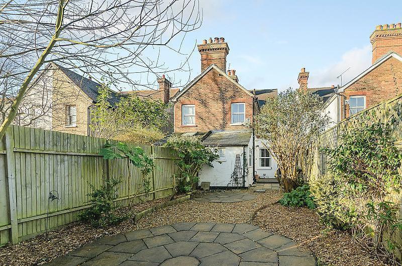 Woking Road, Guildford, Surrey, GU1 3 bed semi-detached house - £1,750 ...