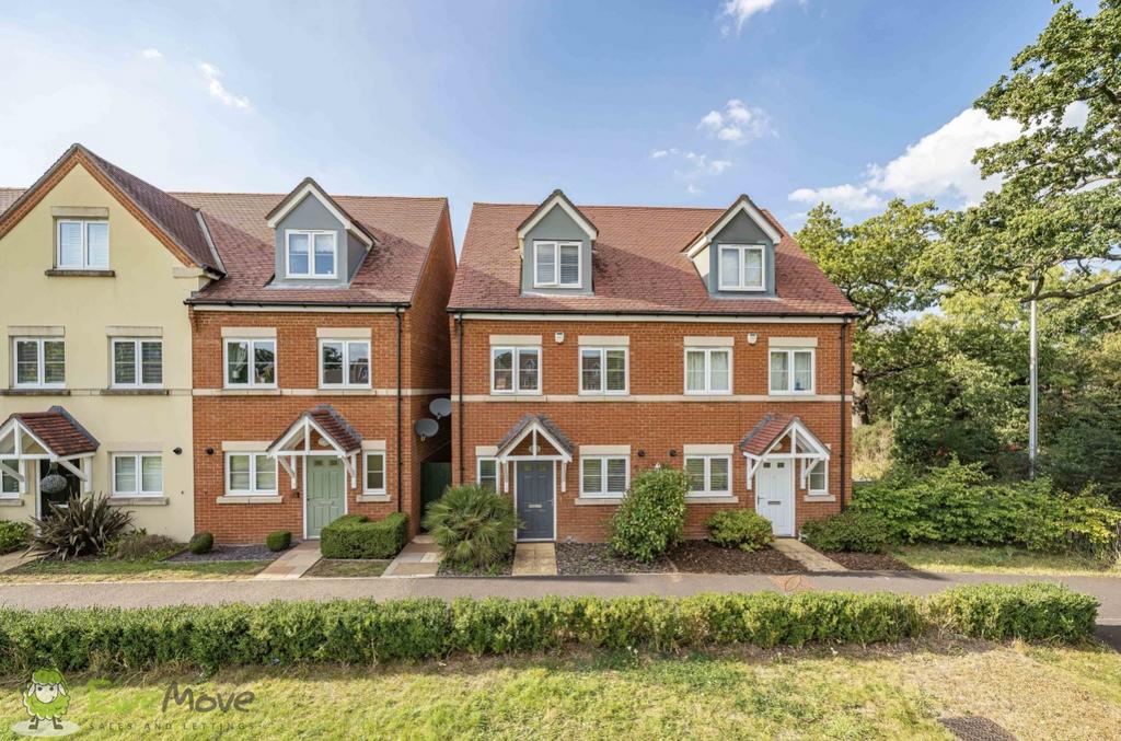 Penney Way, Tadley, Hampshire, RG26 3 bed townhouse - £365,000