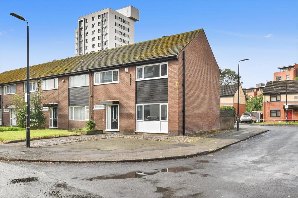 Cornbrook Park Road, Trafford... 4 bed end of terrace house - £325,000