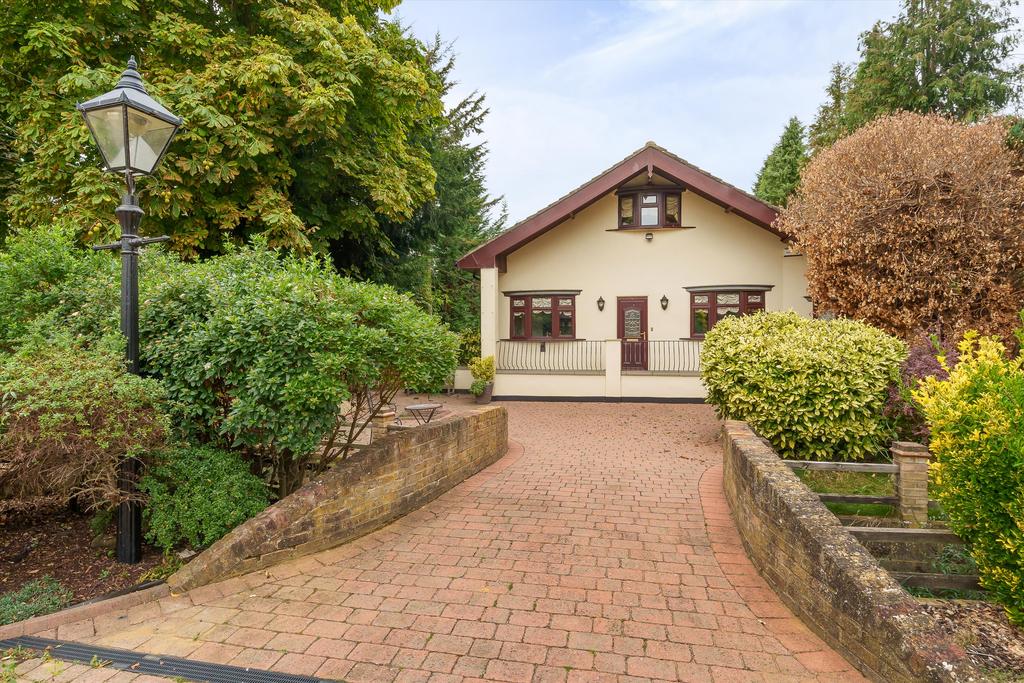 Old Ferry Drive, Wraysbury... 6 bed detached house - £5,000 pcm (£1,154 pw)