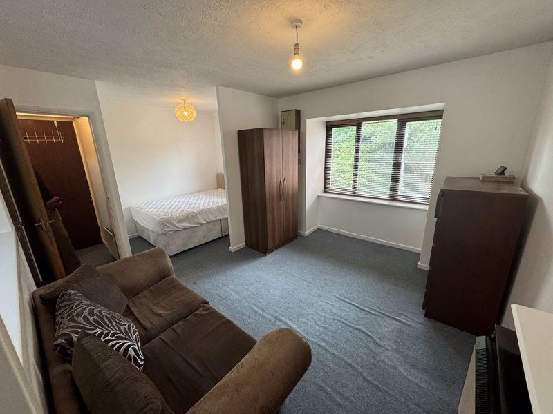 Tasker Close, Harlington, Hayes Studio - £795 pcm (£183 pw)