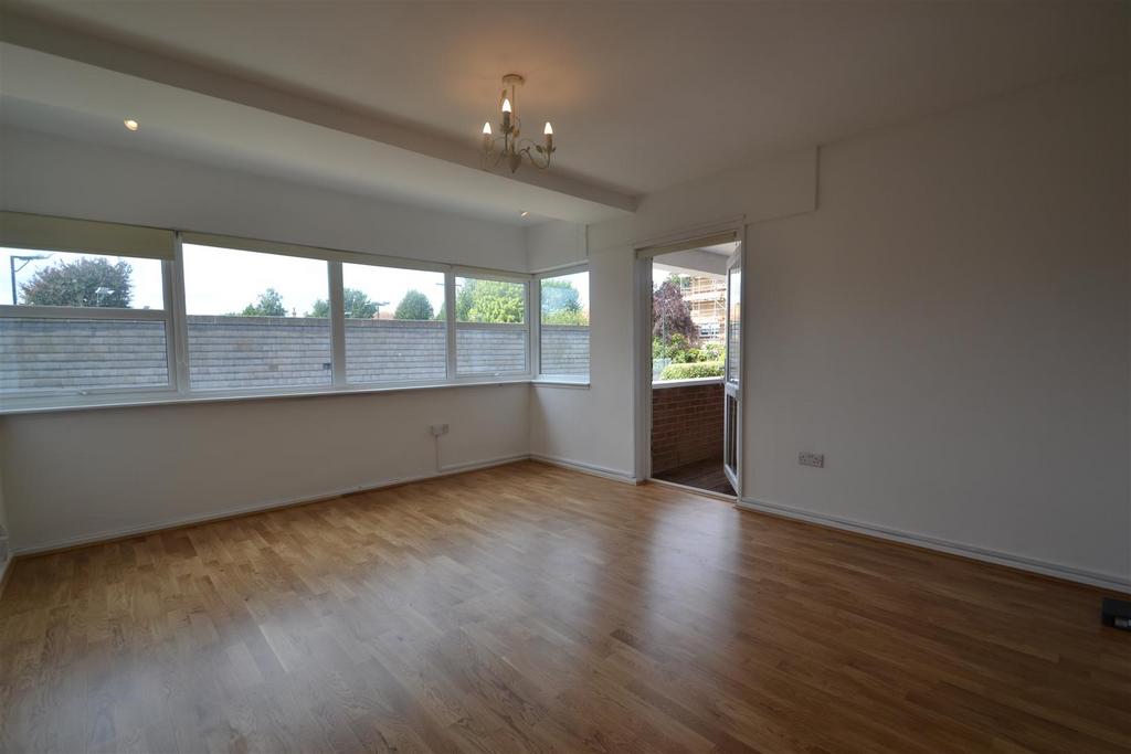 The Drive, Hove, BN3 6FY 1 bed flat - £1,275 pcm (£294 pw)