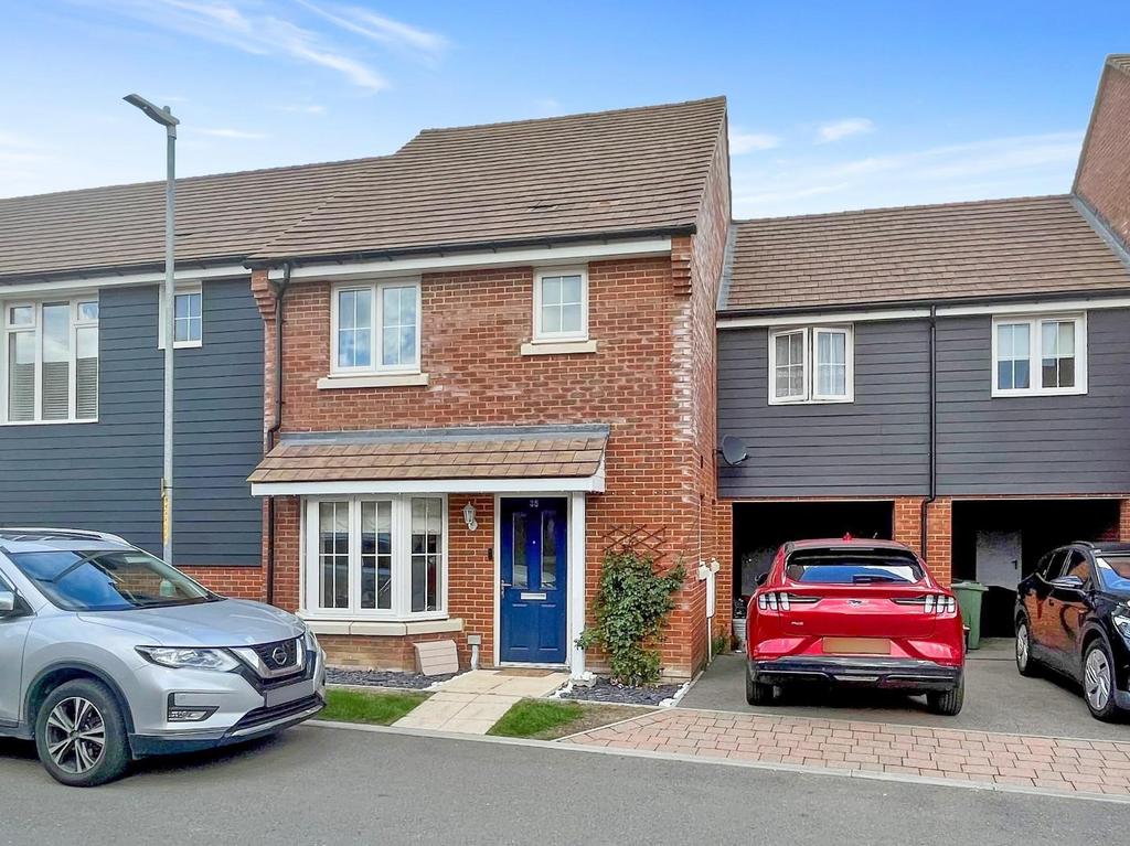 Harrier Drive, Finberry, Ashford TN25 3 bed semi-detached house - £325,000