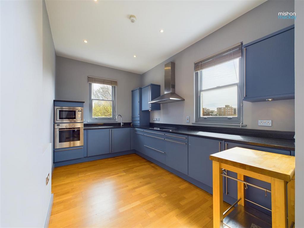 Eaton Gardens, Hove, BN3 3TP 2 bed flat - £1,850 pcm (£427 pw)