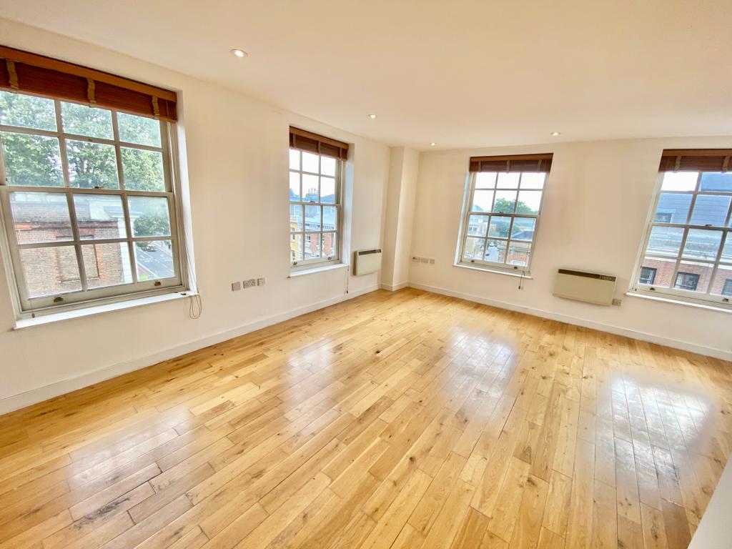 Stoke Newington High Street, N16 0LH 2 bed flat - £2,150 pcm (£496 pw)