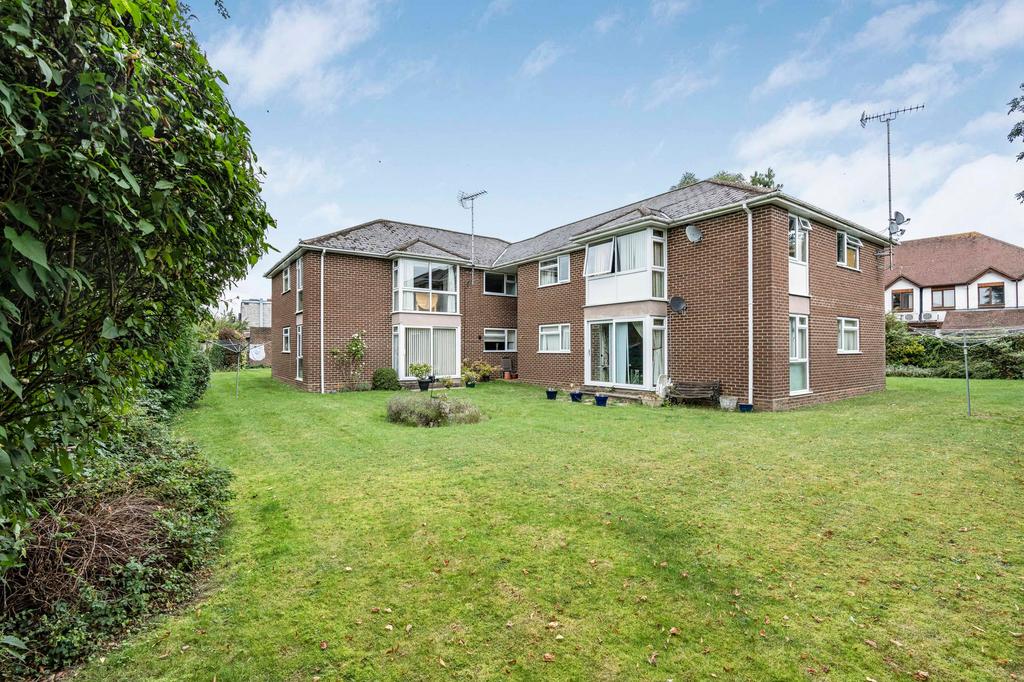 Old Kiln Road, Flackwell Heath, HP10 3 bed flat - £325,000