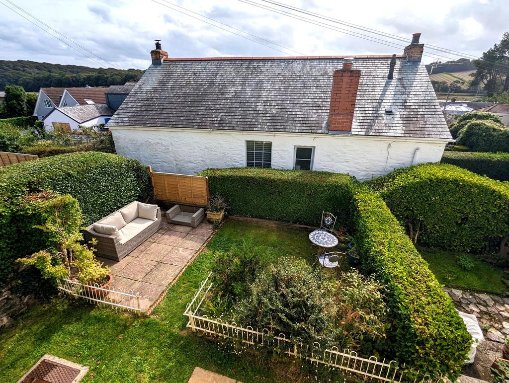 Devoran 2 bed end of terrace house - £1,250 pcm (£288 pw)