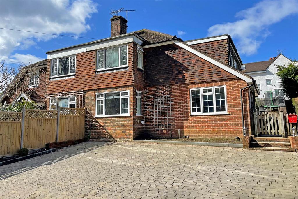 Kingswood 4 Bed Semi Detached House £2 900 Pcm £669 Pw
