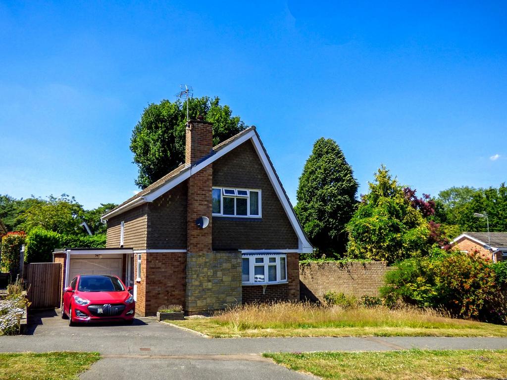 Oak Hall Park, Burgess Hill, RH15 2 bed detached house - £450,000