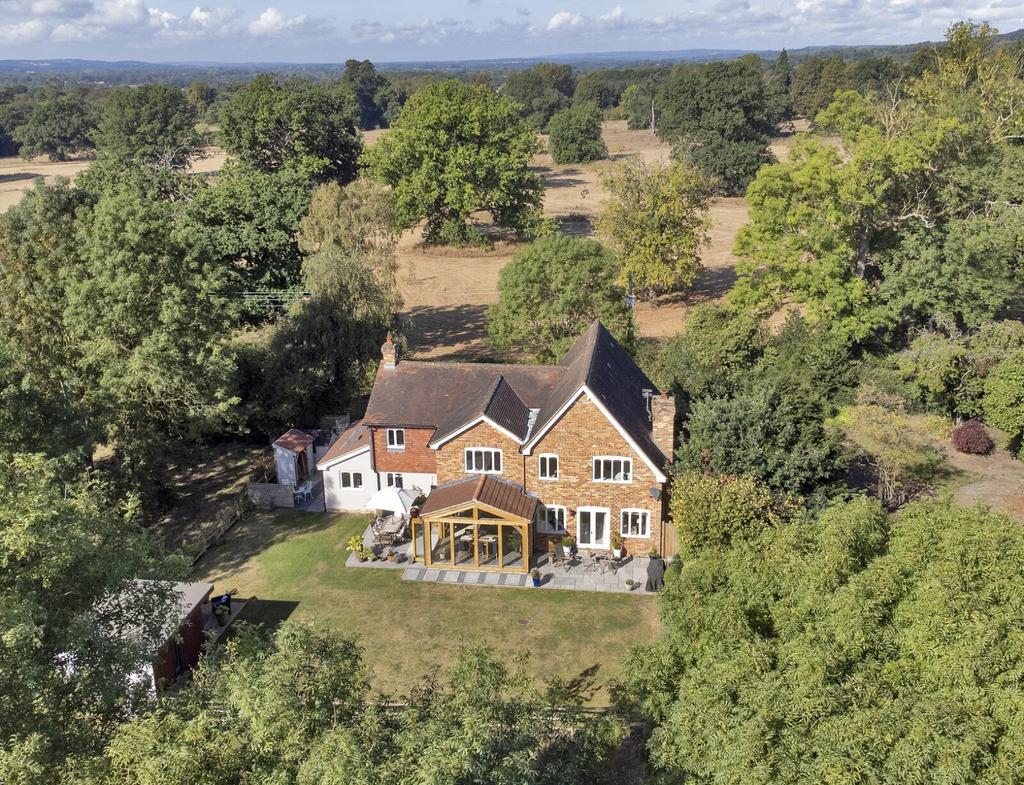 East Street, Hunton, Maidstone, Kent, ME15 5 bed detached house for ...