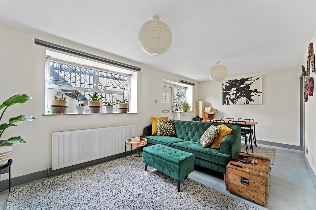 Bow, London E3 2 bed apartment - £375,000