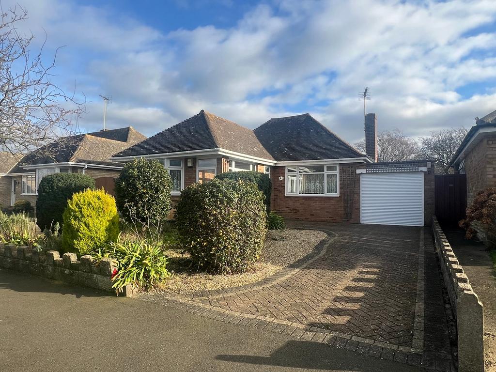 Rainham Way, Frinton-on-Sea, CO13 2 bed detached bungalow - £349,995