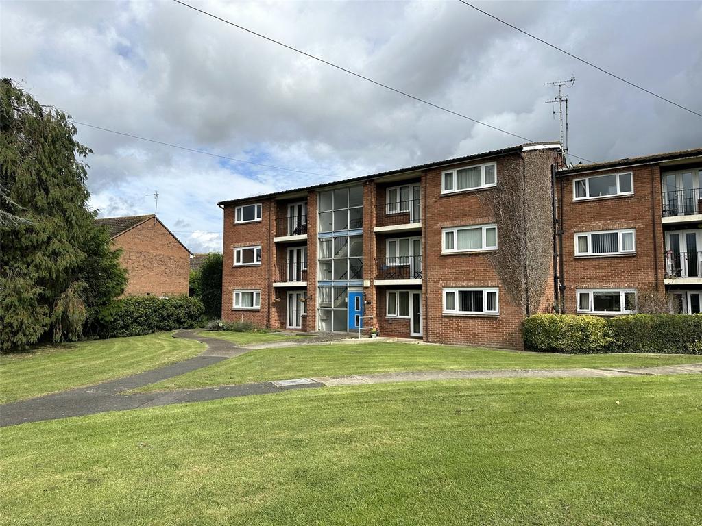 Watermoor Court, Pirton Lane... 3 bed apartment - £150,000