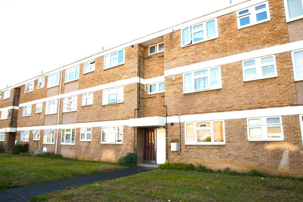 Eden Close, Slough, SL3 3 bed apartment - £1,600 pcm (£369 pw)