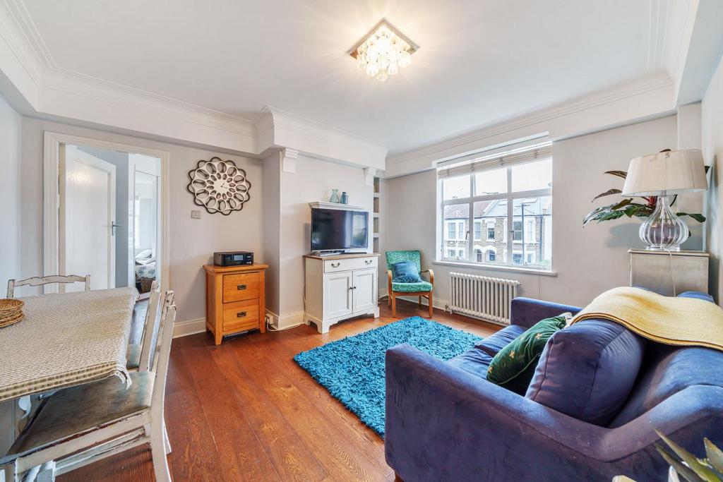 Sutton Lane North, Chiswick 2 bed flat - £515,000