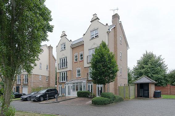 Barker Close, Kew 2 bed maisonette - £2,250 pcm (£519 pw)