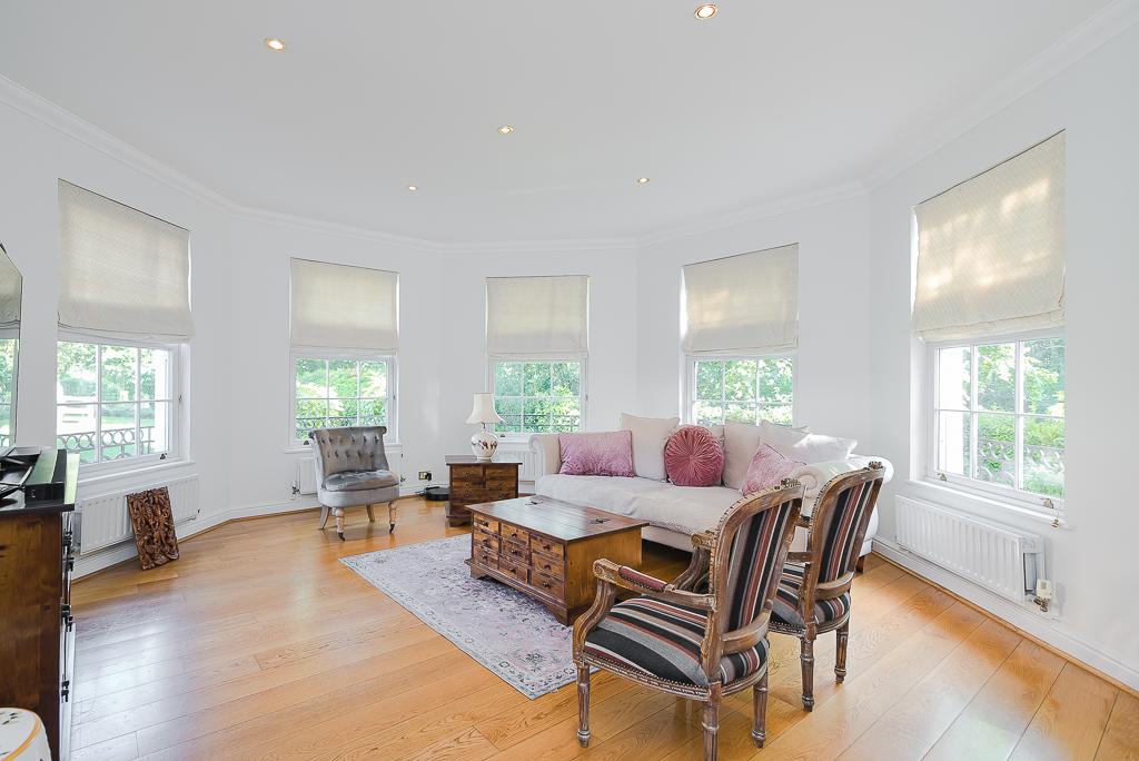 Southlands Drive 2 bed flat - £2,900 pcm (£669 pw)