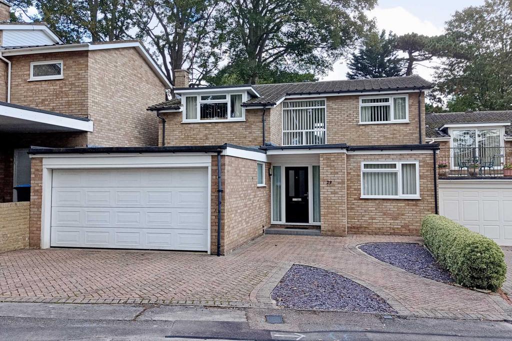 Cardy Road, Boxmoor 4 bed link detached house - £675,000